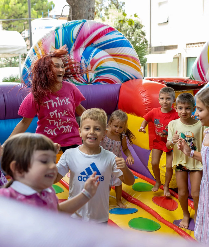 Animazione in hotel piscina, spiaggia e giardino a Milano Marittima ...